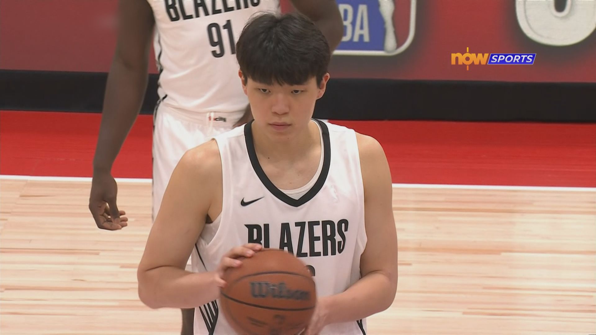 NBA夏季聯賽 楊瀚森交出8分8籃板 助拓荒者贏火箭19分 | Now 新聞