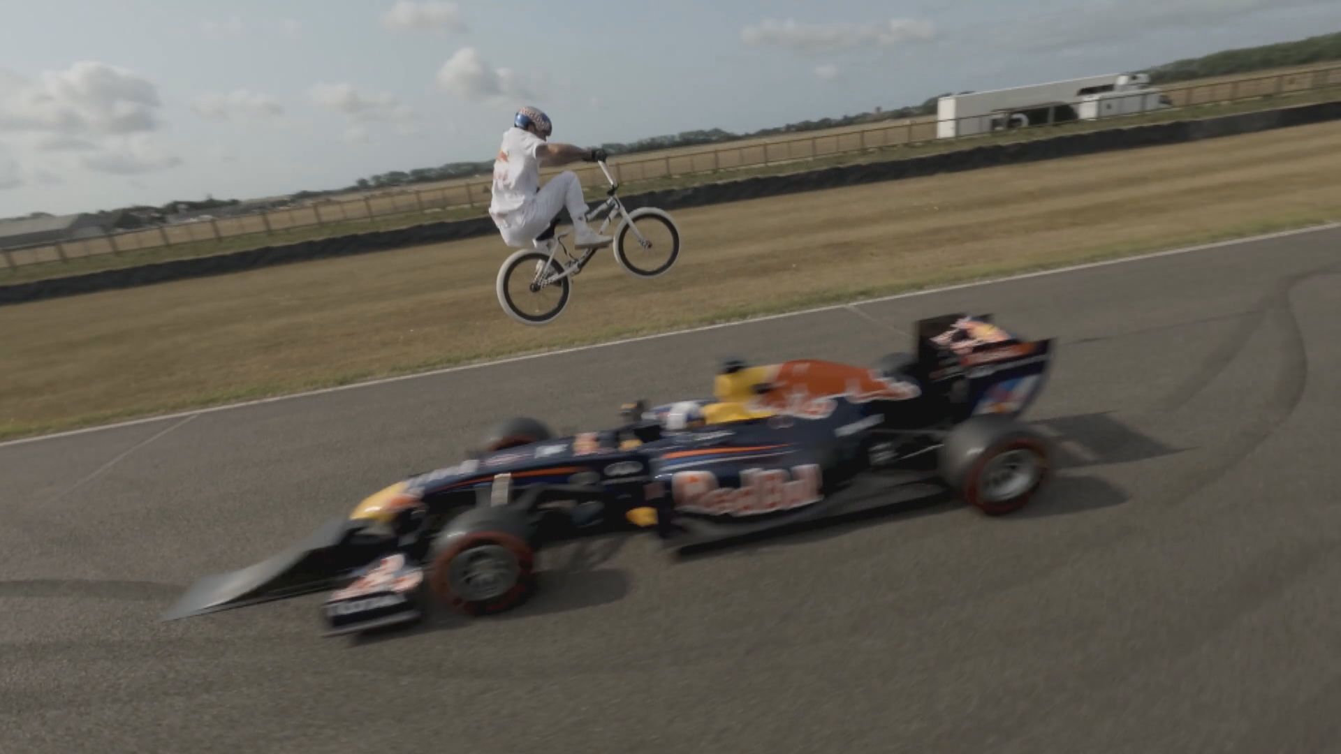 蘇格蘭BMX車手凱爾飛越F1賽車 | Now 新聞